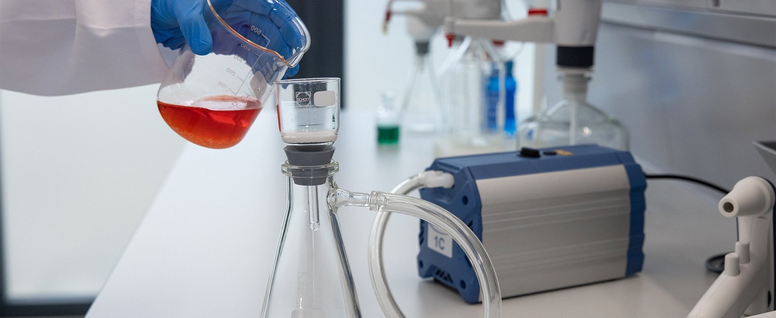 Filtration in the laboratory - Vacuum pumps | VACUUBRAND