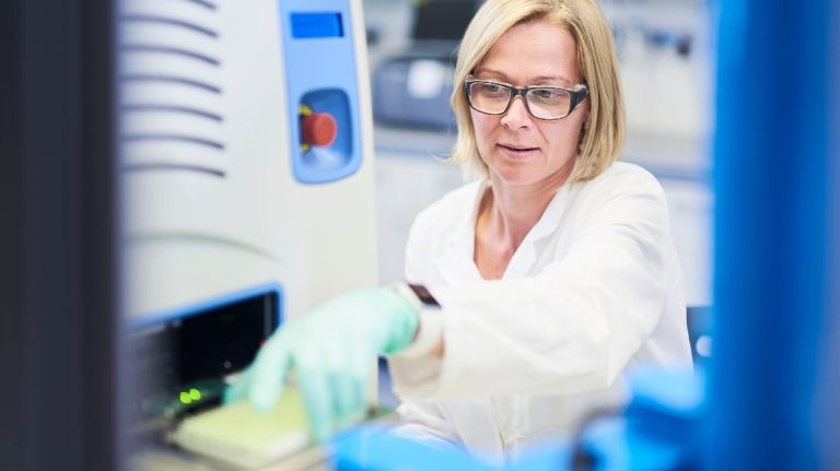 reliable vacuum for high-throughput screening | VACUUBRAND